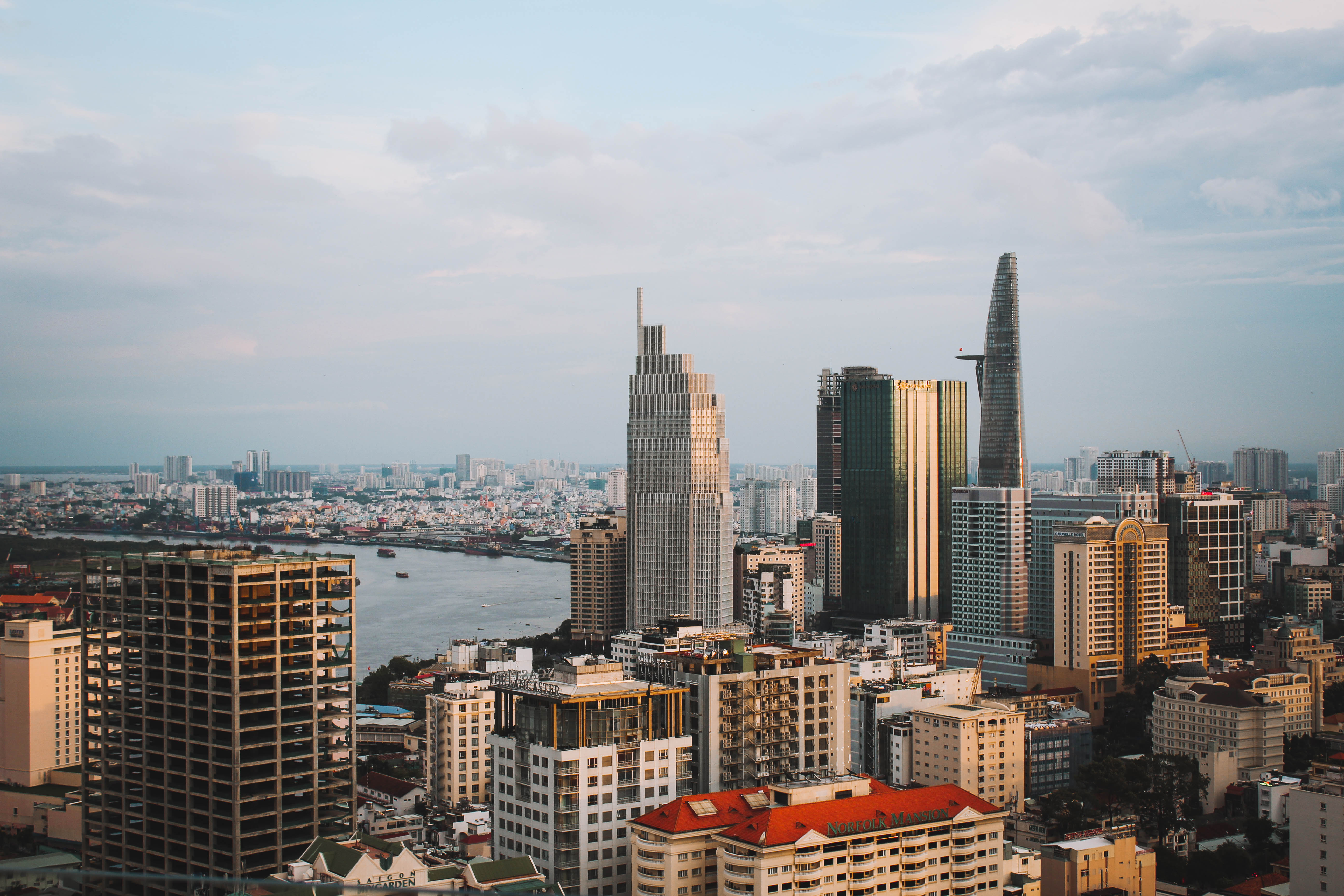 Sài Gòn, đuổi theo chân ngày | Saigon sunset chaser – Lý Thành Cơ